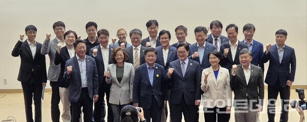 "친환경 에너지로 발전 해야"...韓 AI·반도체에 내려진 RE100 과제